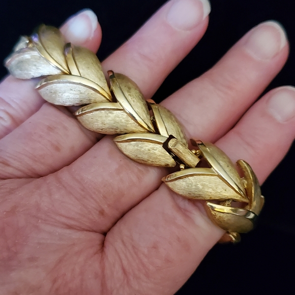 Trifari | Jewelry | Trifari Brushed Gold Tulip Bracelet Daytime Jewelry ...
